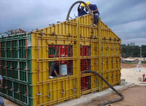 Paredes de concreto moldadas in loco :: e-book guia prático para construção